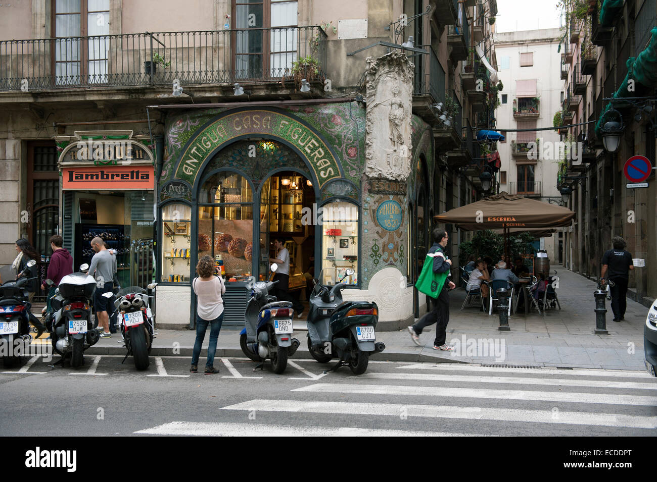 Barcelona motorbikes, scooters and road crossing Stock Photo - Alamy