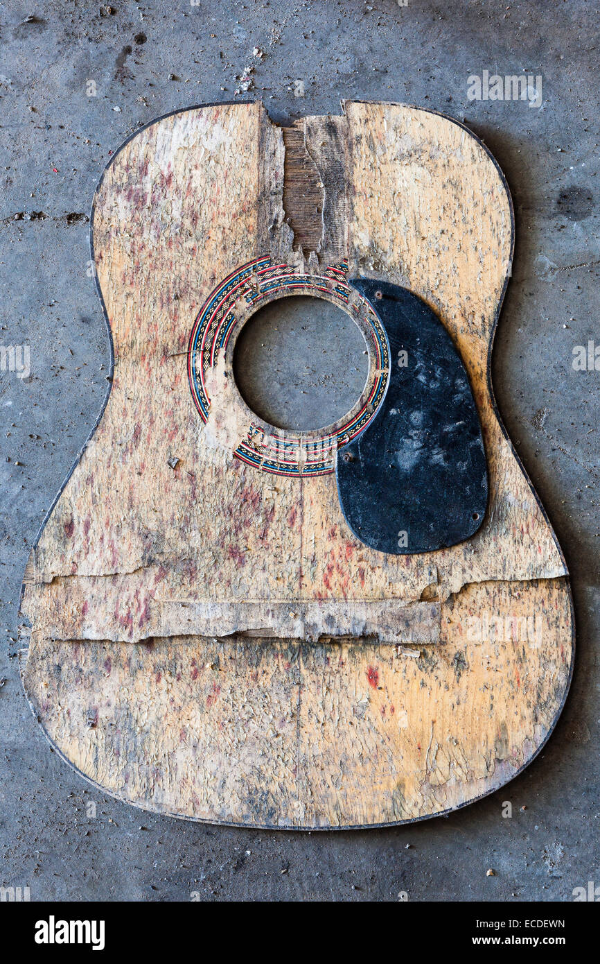Broken acoustic guitar Stock Photo - Alamy