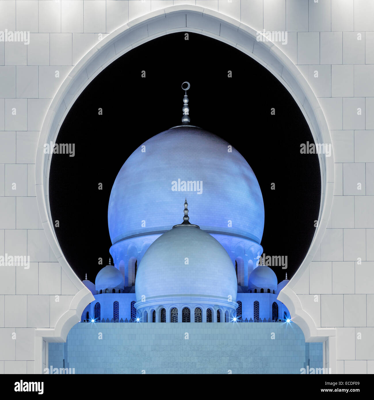 The sheikh zayed grand mosque at night hi-res stock photography and ...