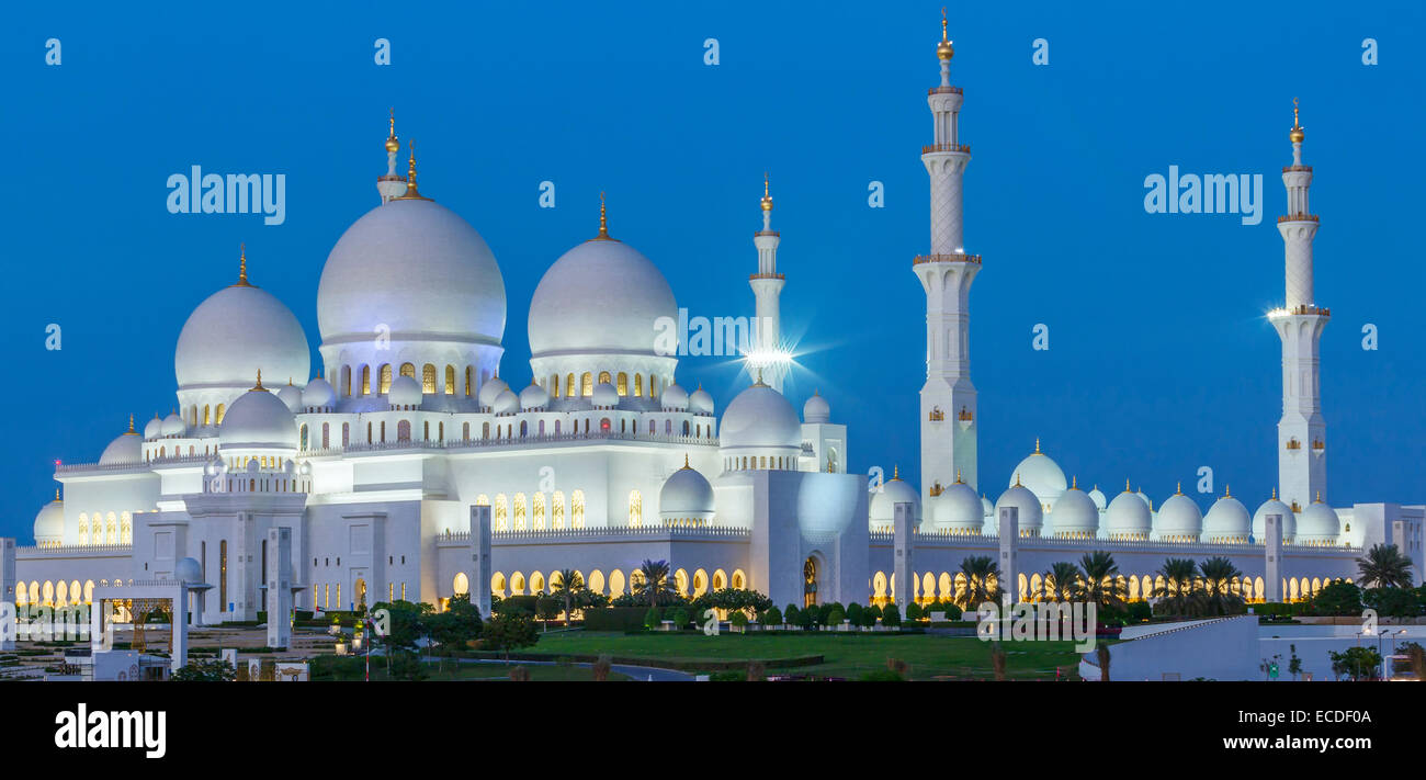 Panoramic view of Abu Dhabi Sheikh Zayed Mosque by night, UAE Stock ...