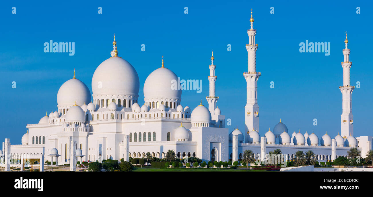 Panoramic view of famous Sheikh Zayed Grand Mosque with blue sky, UAE ...
