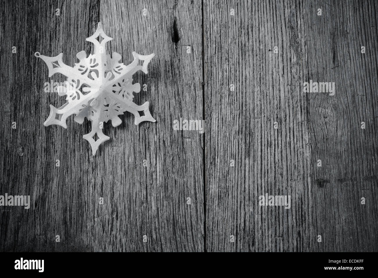 Single White Snowflake on Rustic Wood Background Stock Photo - Alamy