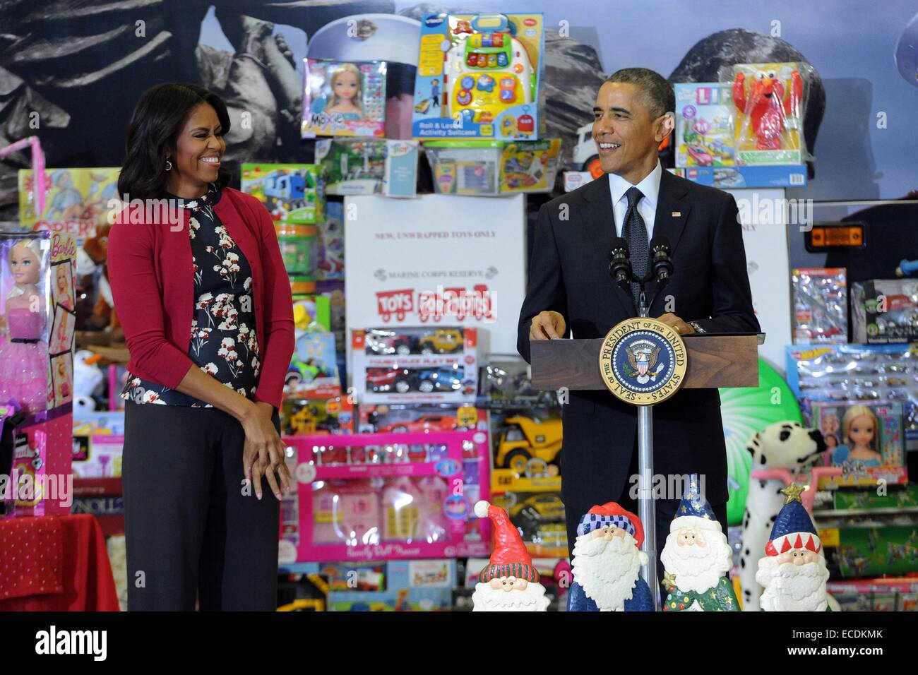 US President Barack Obama addresses volunteers with first lady Michelle ...