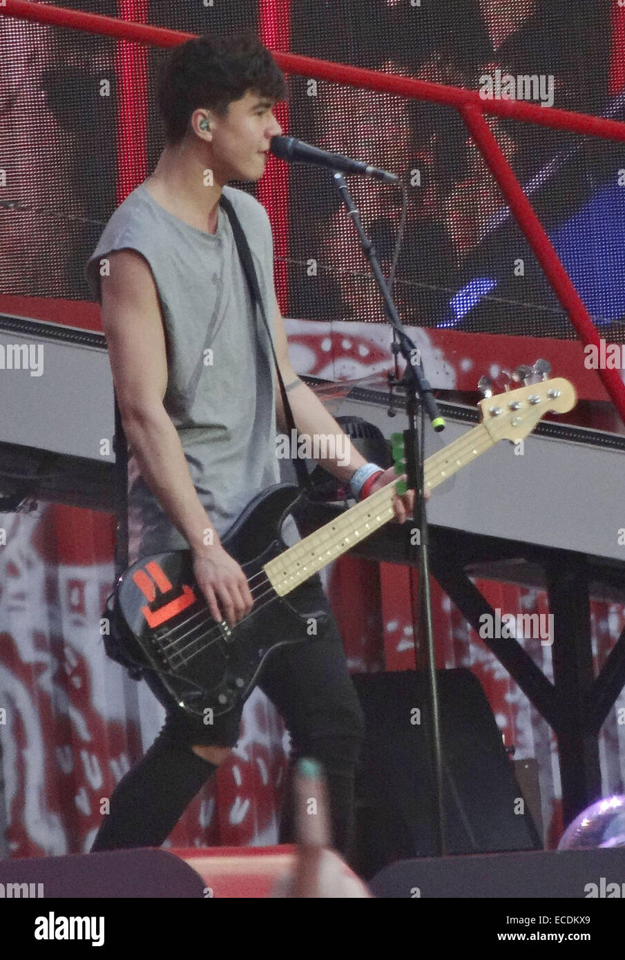 5 Seconds of Summer support One Direction live in concert at Wembley ...