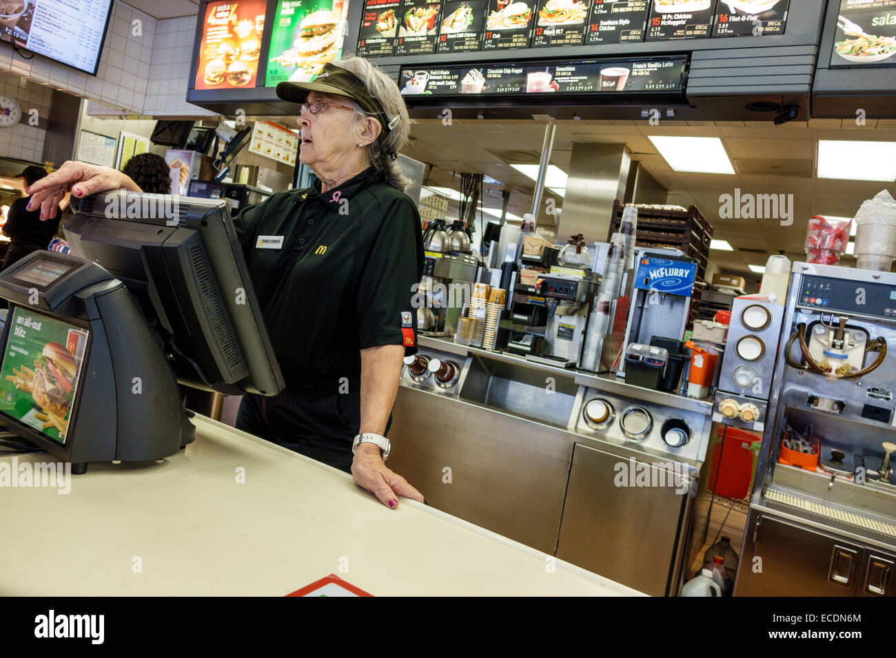 Elderly working fast food hi-res stock photography and images - Alamy Elderly working fast food hi-res stock photography and images - Alamy