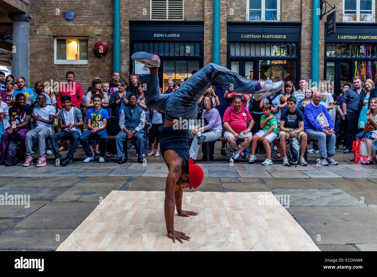 Street Entertainers In Covent Garden, London, England Stock Photo - Alamy