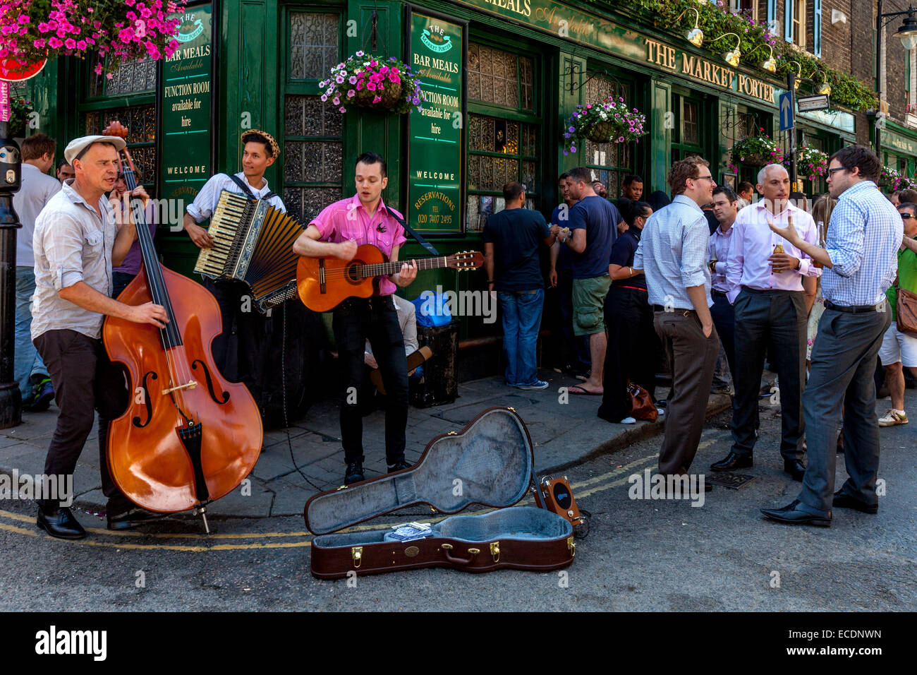 London street musicians hi-res stock photography and images - Alamy