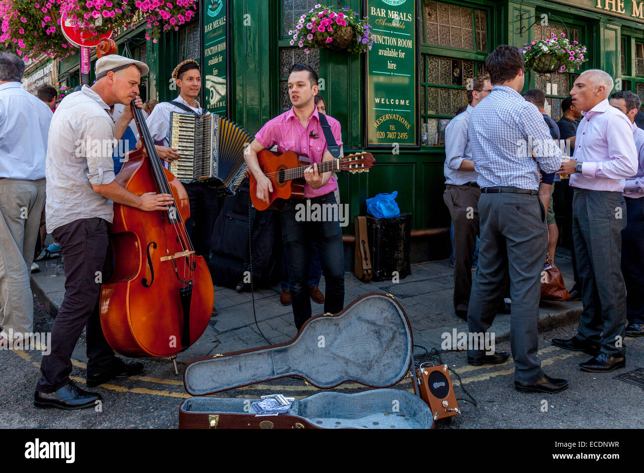 Street Musicians Perform Outside The Market Porter Pub, London Bridge ...