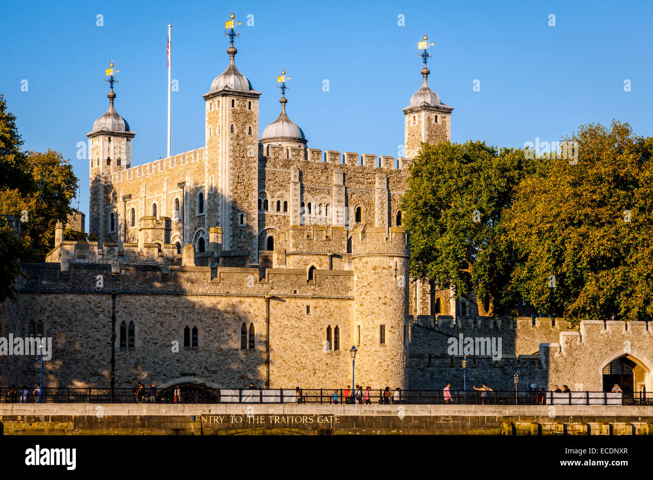 Tower of london exterior hi-res stock photography and images - Alamy