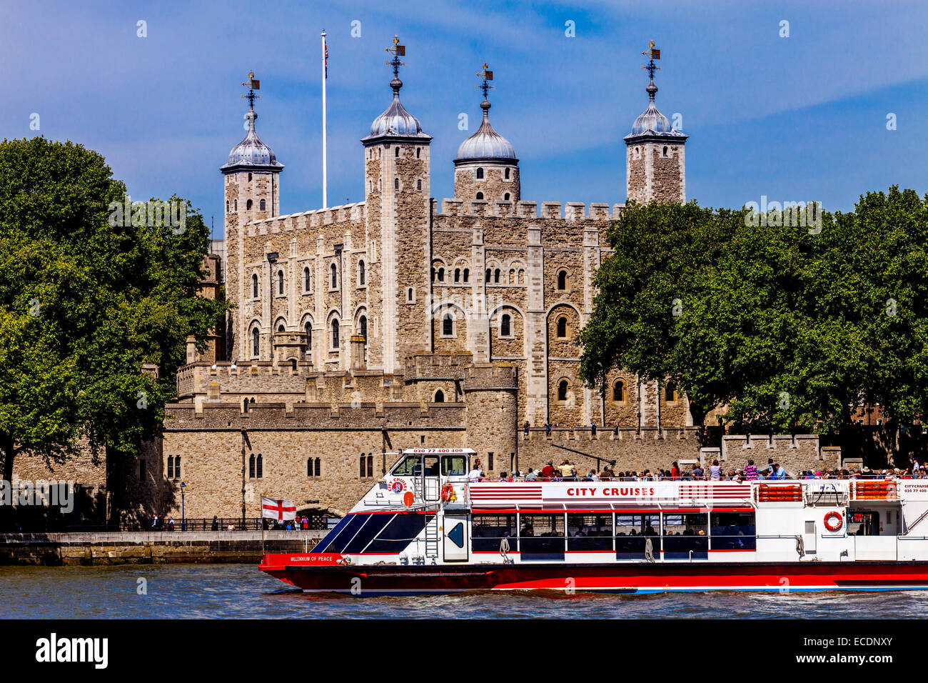 The Tower Of London and Thames River Cruiser, London, England Stock ...