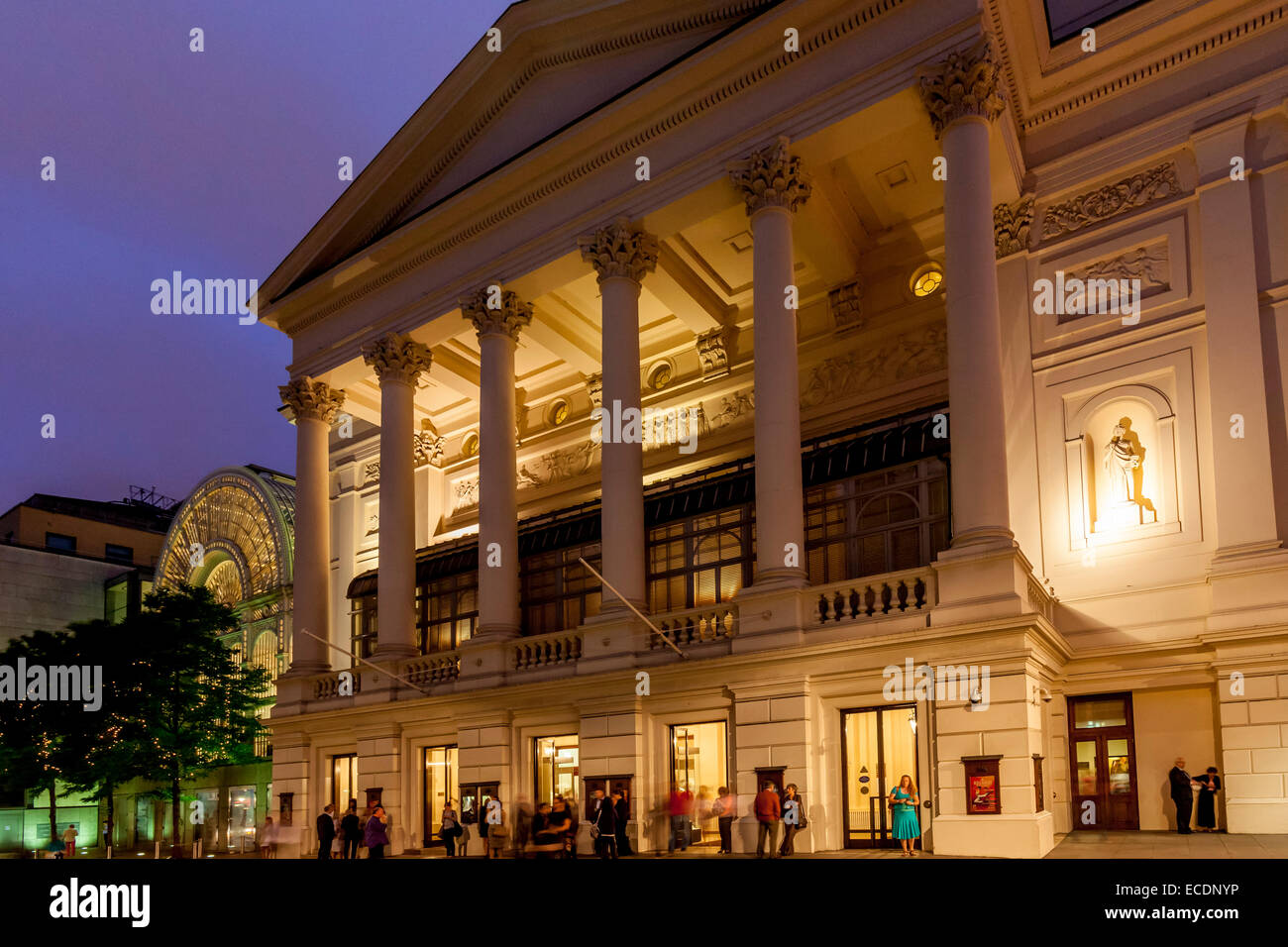 Royal opera house crowd hi-res stock photography and images - Alamy