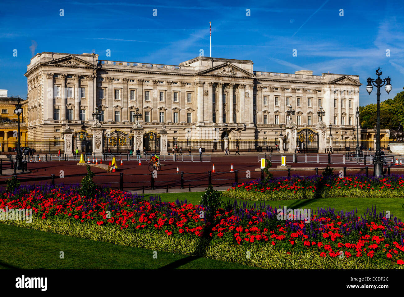Buckingham palace exterior hi-res stock photography and images - Alamy