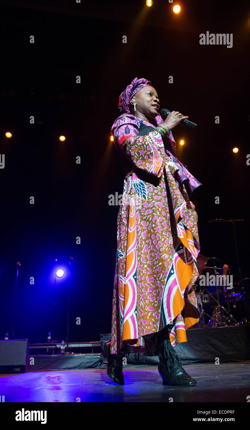 Kidjo hi-res stock photography and images - Alamy