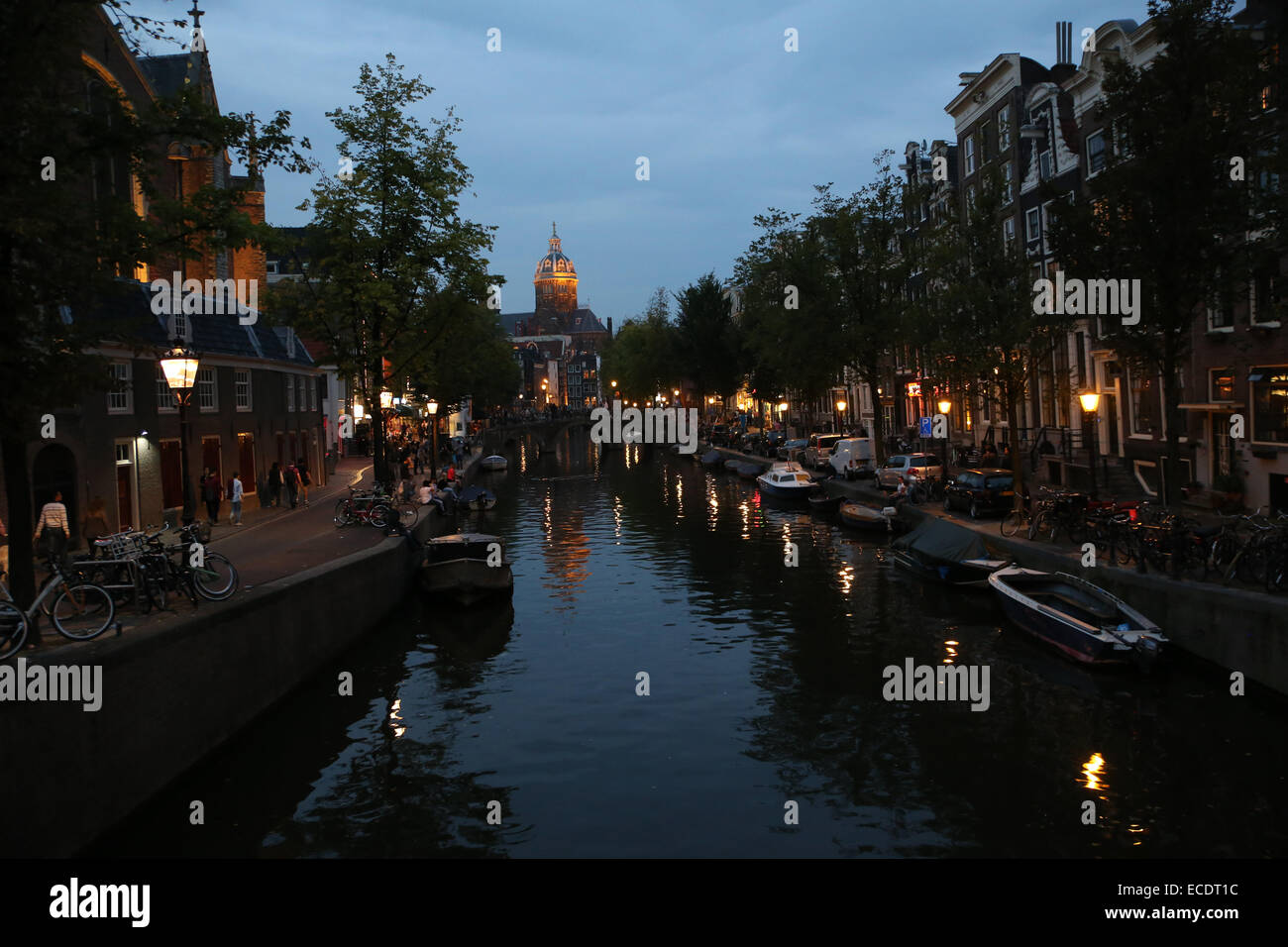 amsterdam night canal river water Stock Photo - Alamy