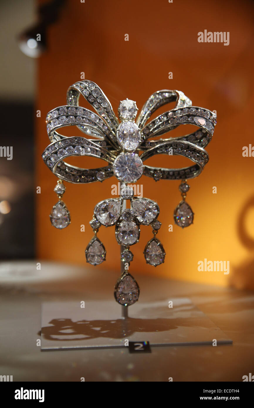 Diamond brooch hi-res stock photography and images - Alamy