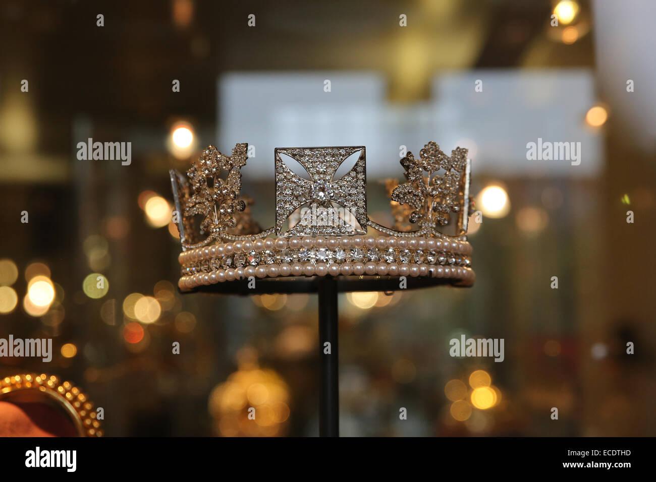 Diamond head piece hi-res stock photography and images - Alamy