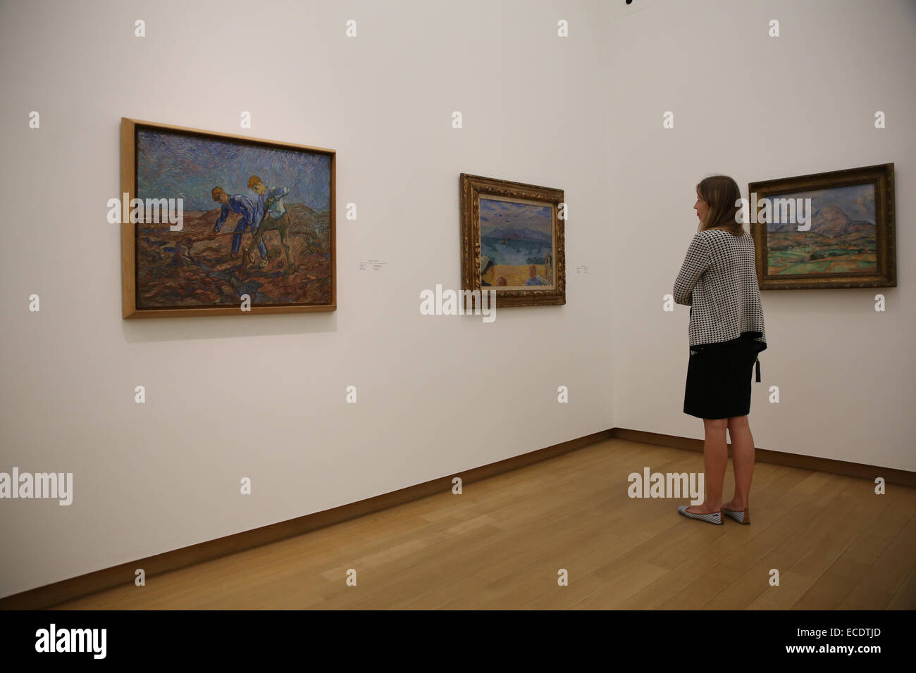 female tourist woman painting inside art museum Stock Photo - Alamy