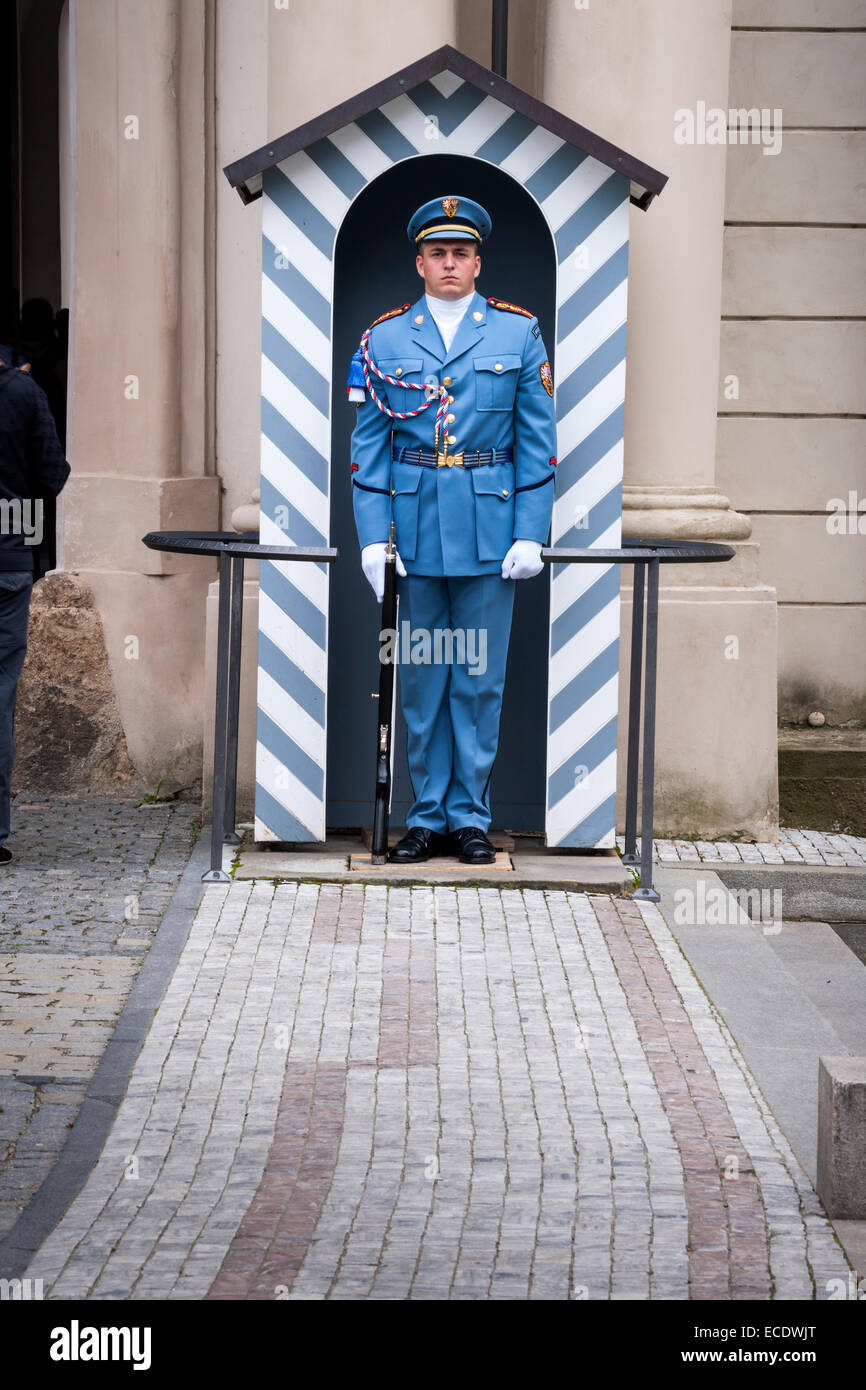 Castle guard at Prazsky Hrad Castle, Prague, Czech Stock Photo - Alamy