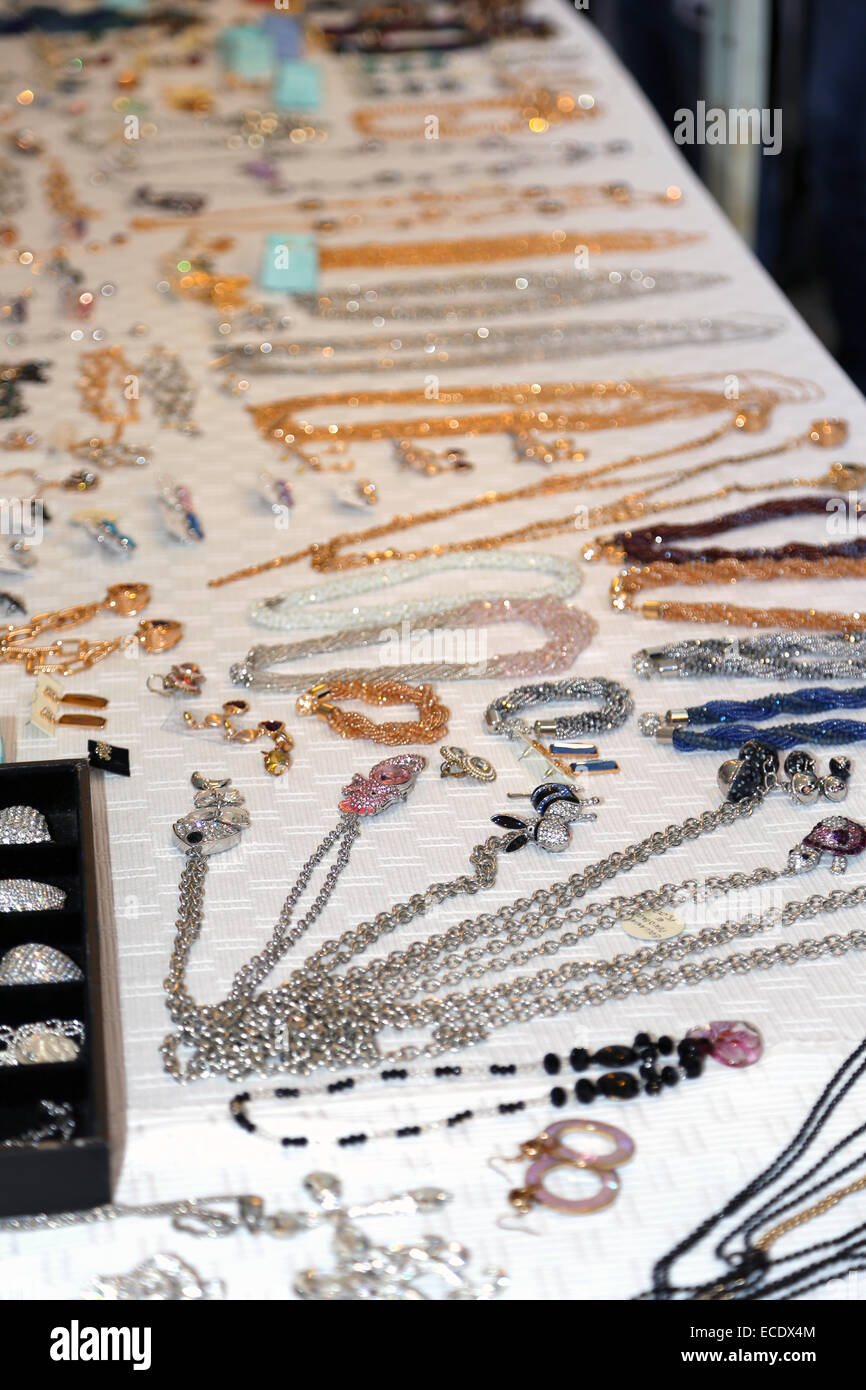 Gold jewelry stand hi-res stock photography and images - Alamy