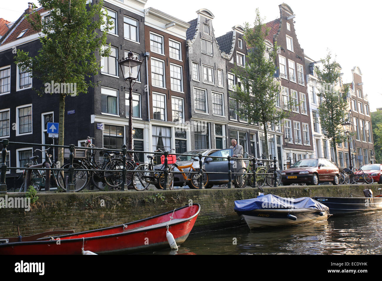 Amsterdam street houses bikes cars Stock Photo - Alamy