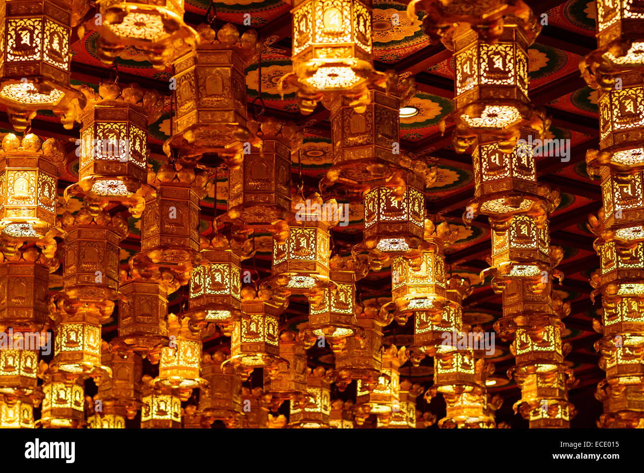 Lanterns in the Buddha Tooth Relic Temple Stock Photo - Alamy