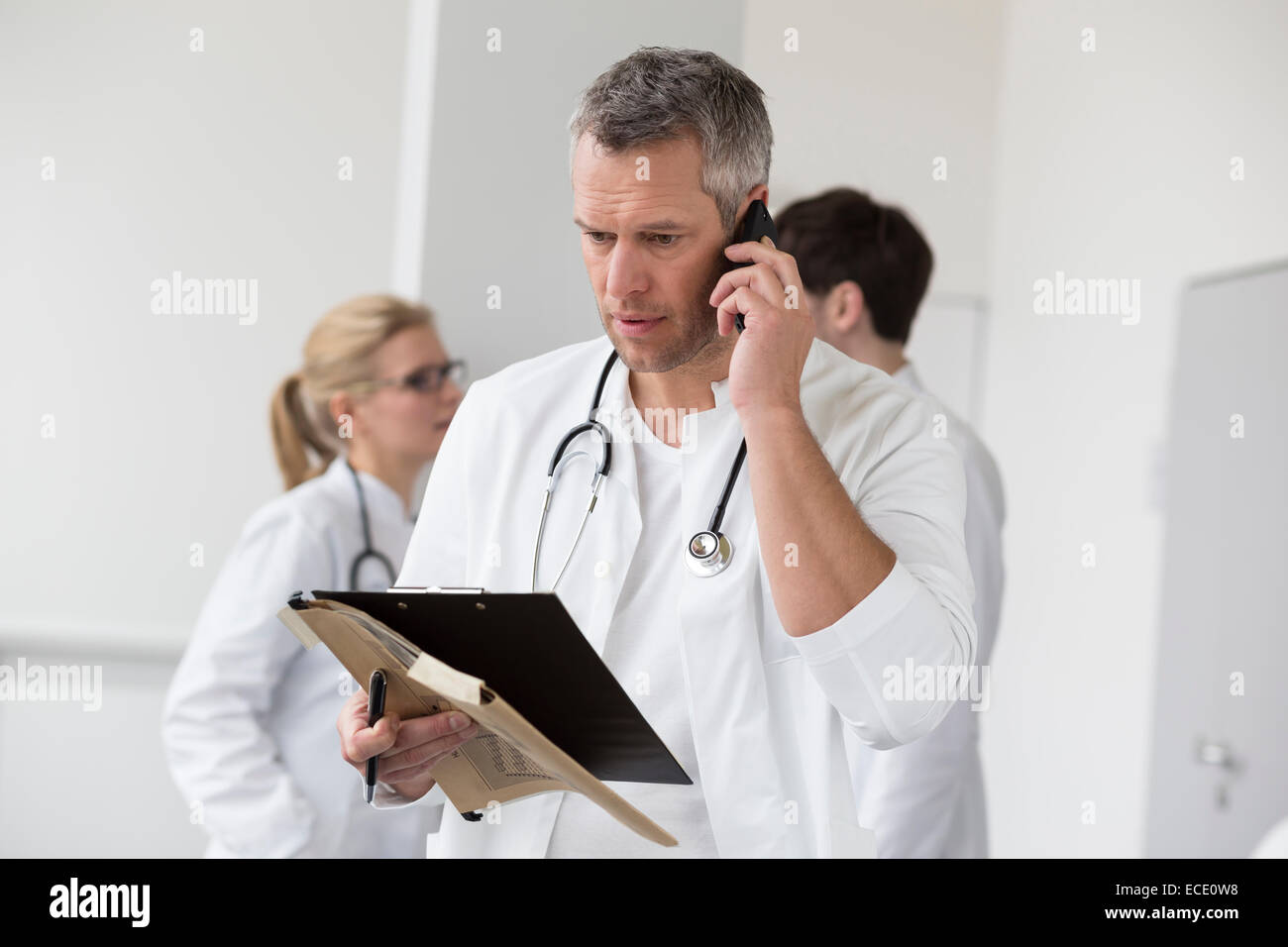 Doctor on hospital ward round hi-res stock photography and images - Alamy