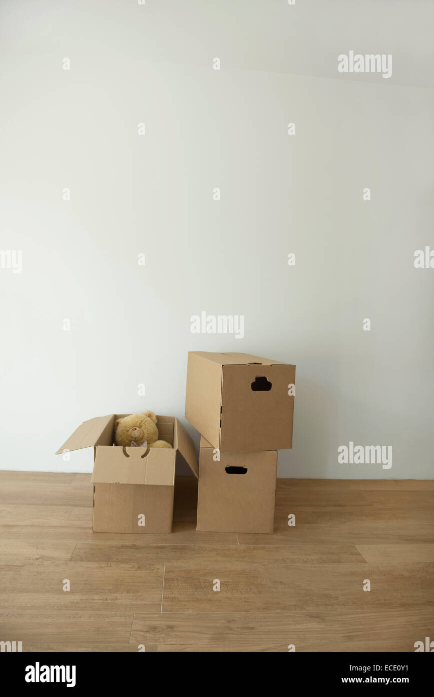 Cardboard box nobody empty room Removal Stock Photo - Alamy