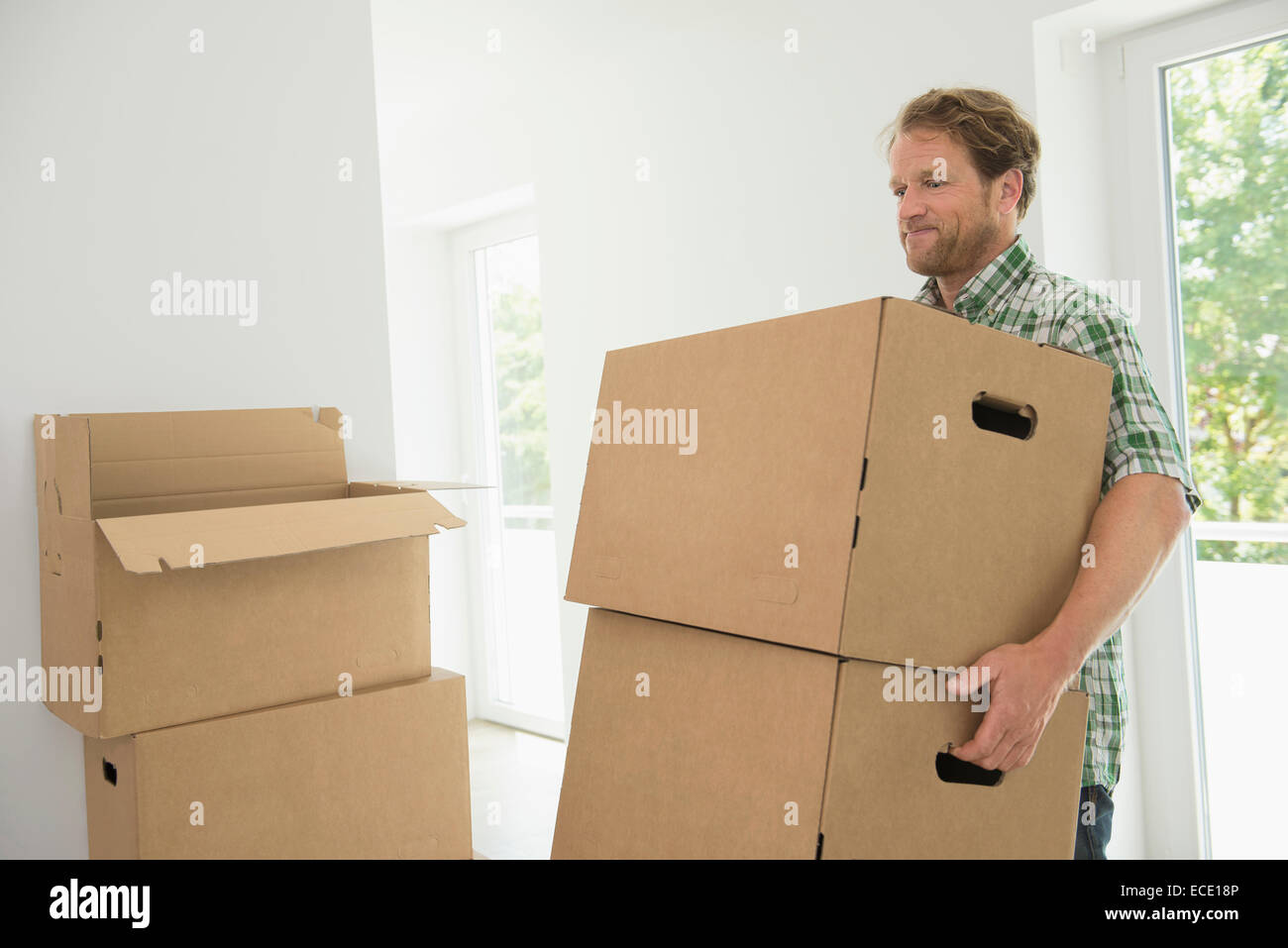 Man moving house heavy boxes hi-res stock photography and images - Alamy