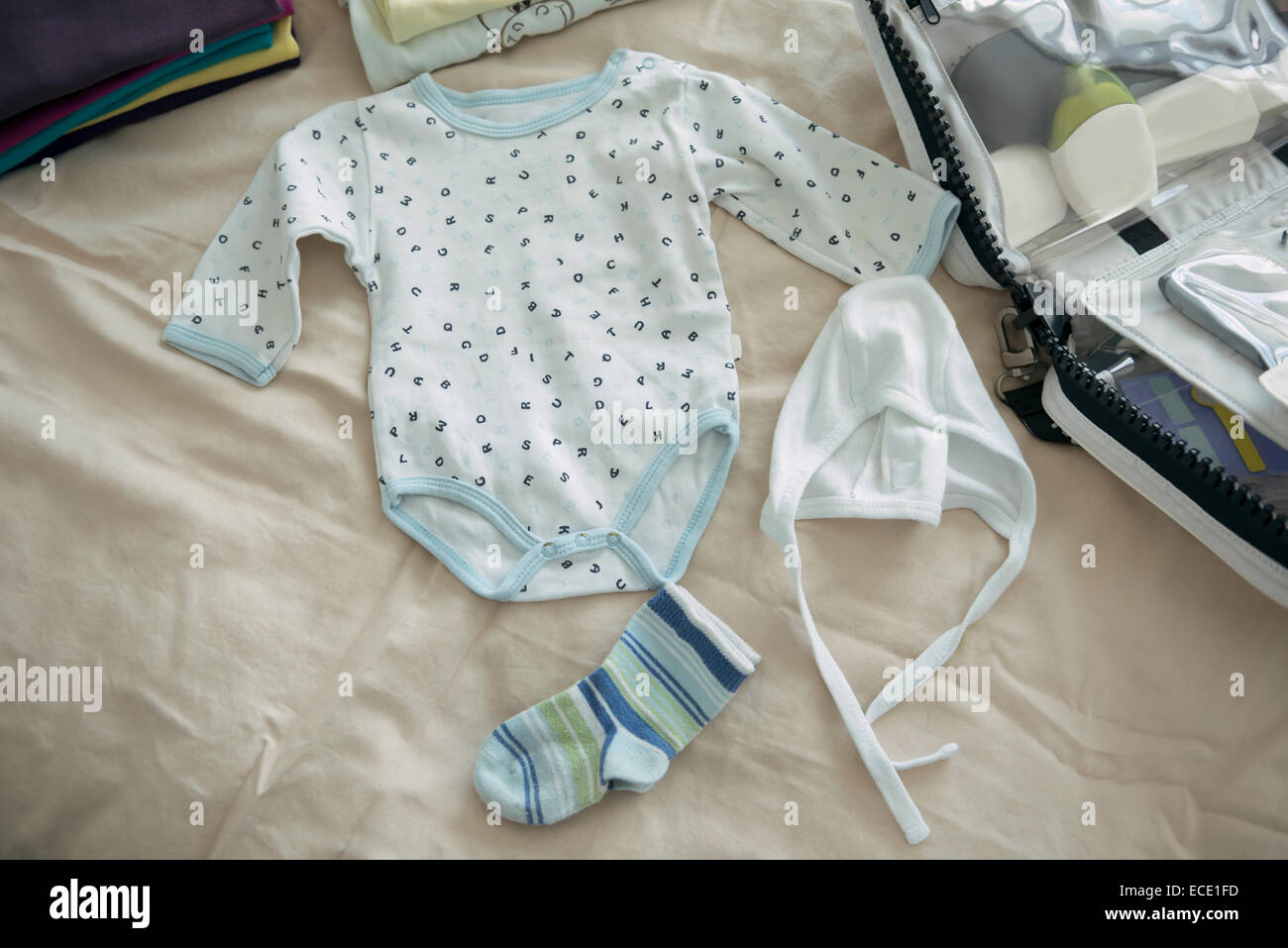 Suitcase empty of clothes hi-res stock photography and images - Alamy