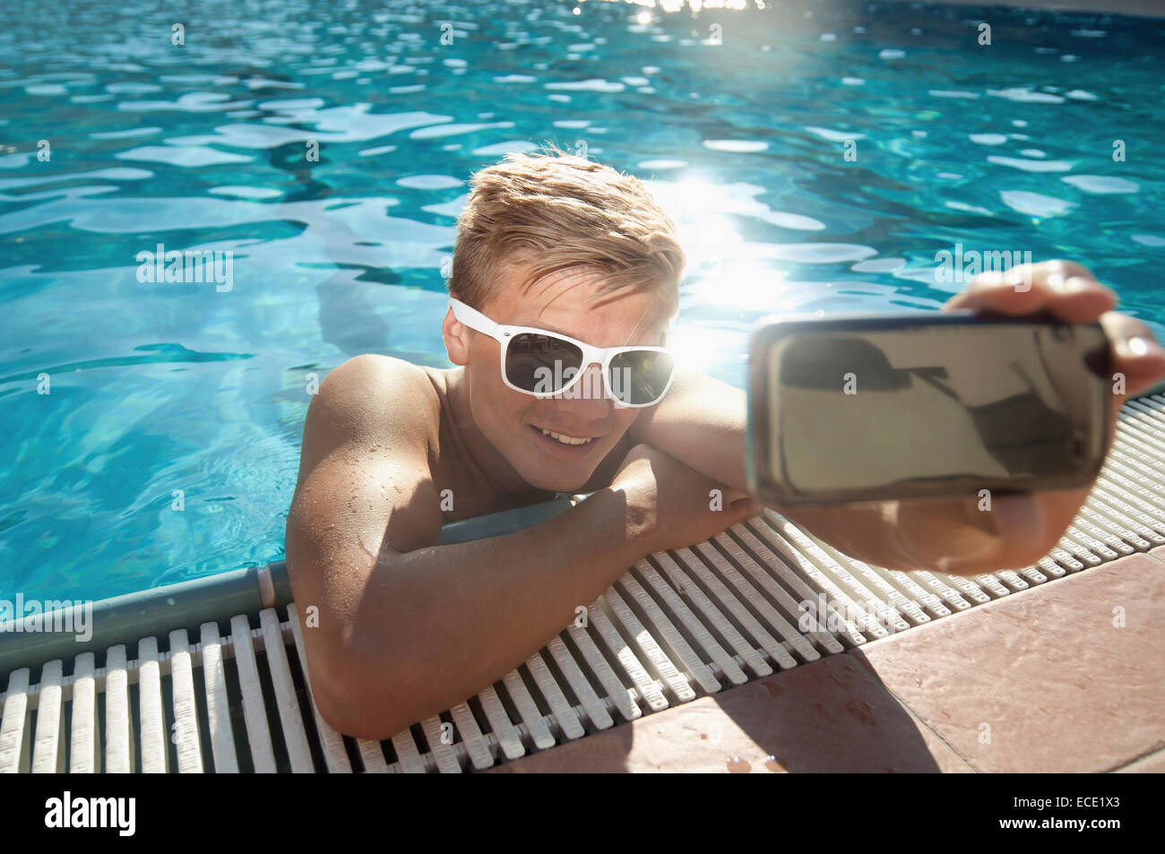 Mobile phone teenager swimming pool selfie holiday Stock Photo - Alamy