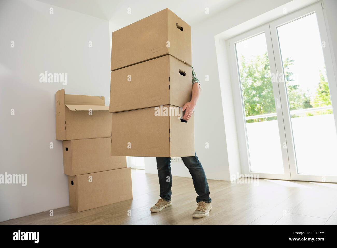Carrying Heavy Boxes Stock Photos & Carrying Heavy Boxes Stock Images ...