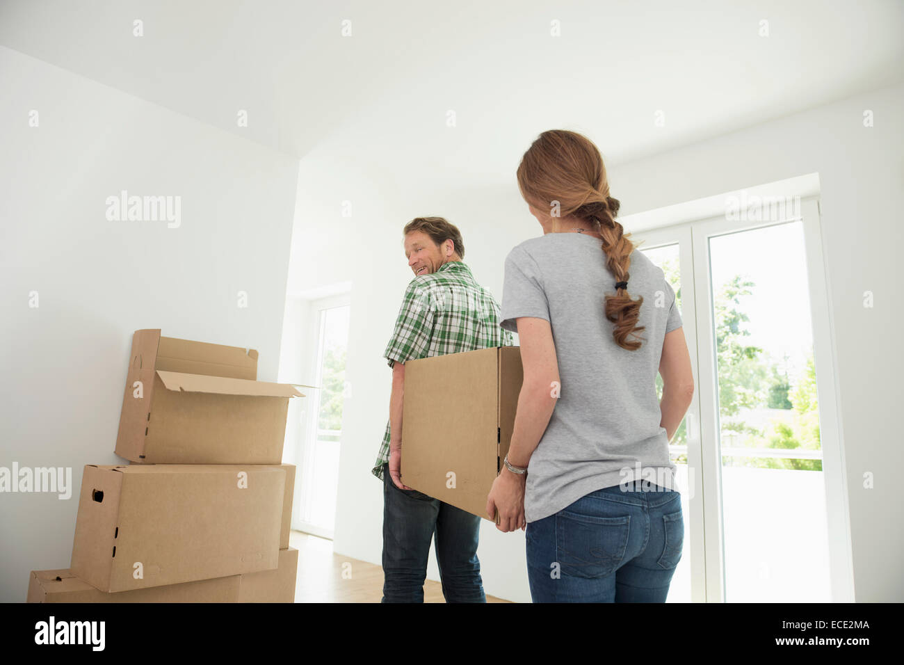 Cooperation working couple carrying boxes Stock Photo - Alamy
