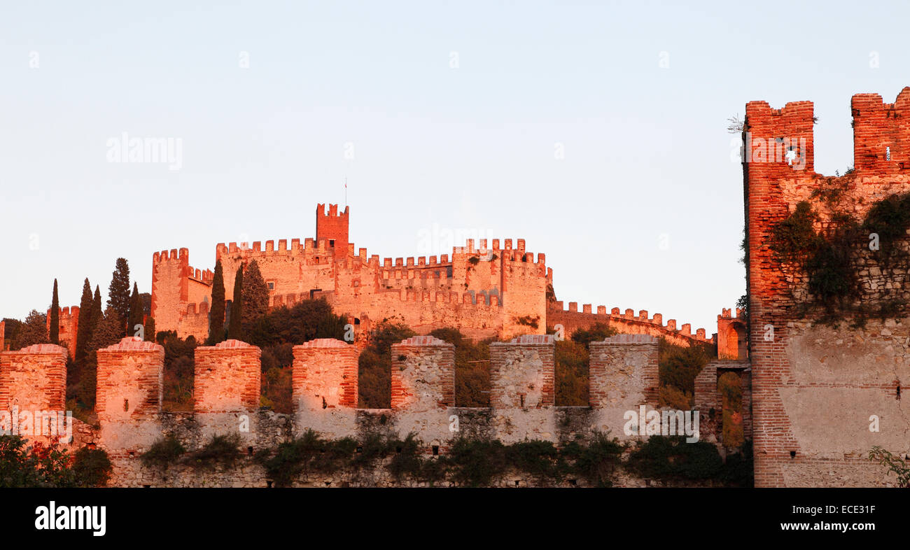 Soave medieval city walls hi-res stock photography and images - Alamy