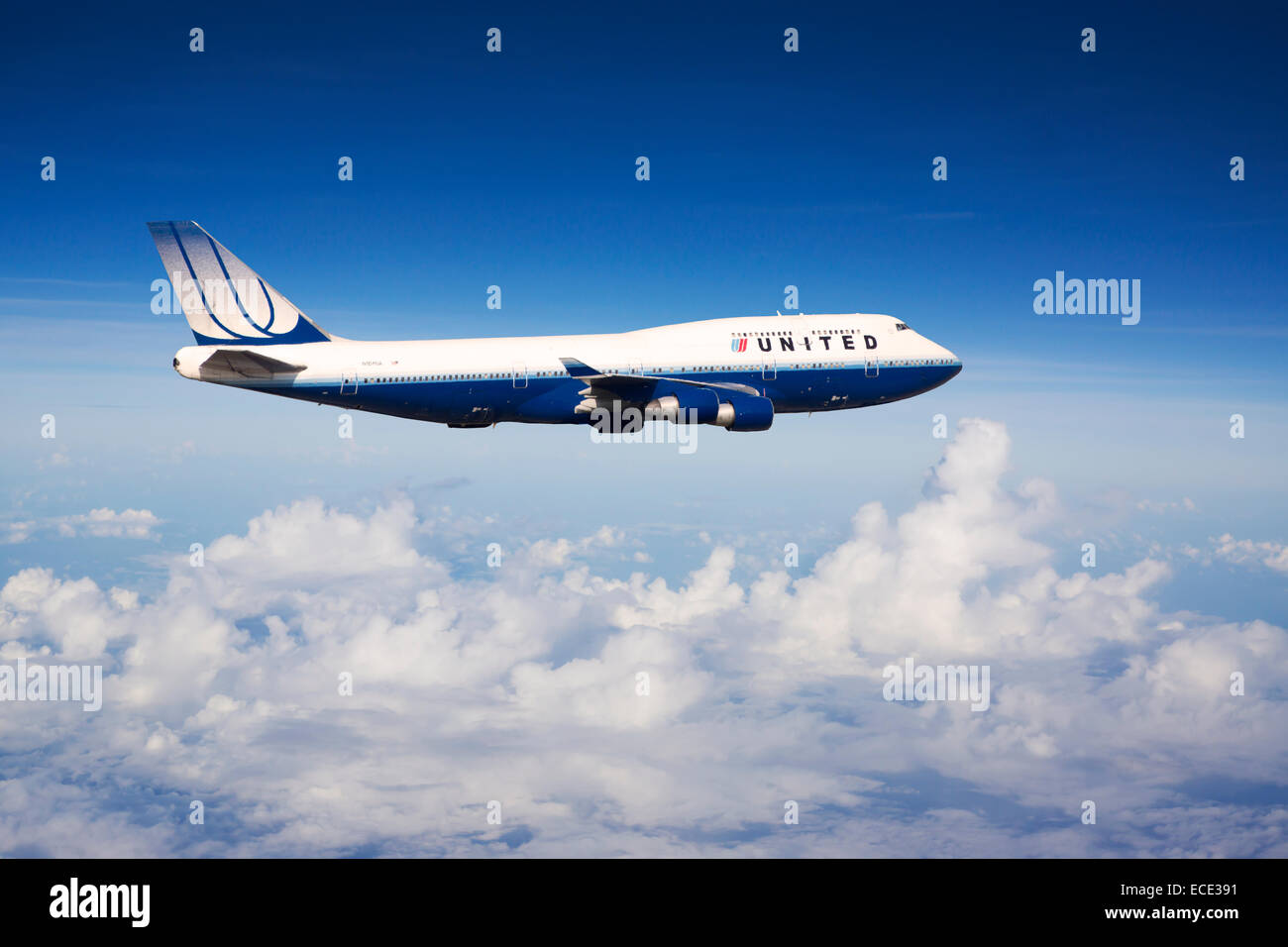 United Airlines Boeing 747-422 N104UA in flight Stock Photo - Alamy