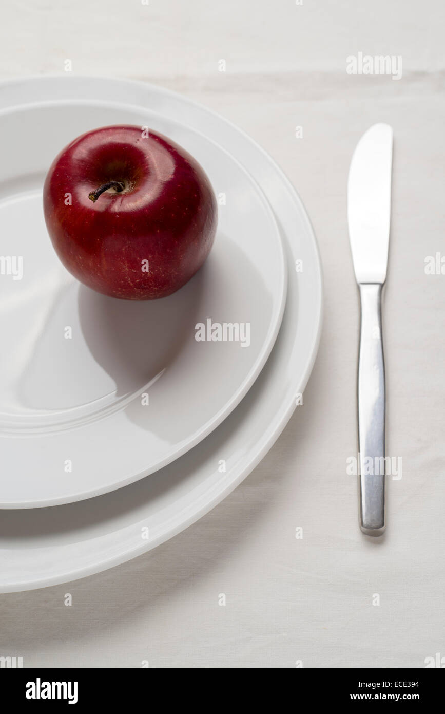 Red apple and white plate hi-res stock photography and images - Alamy