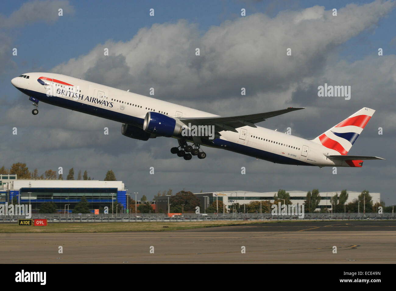 Ba boeing 777 300 hi-res stock photography and images - Alamy