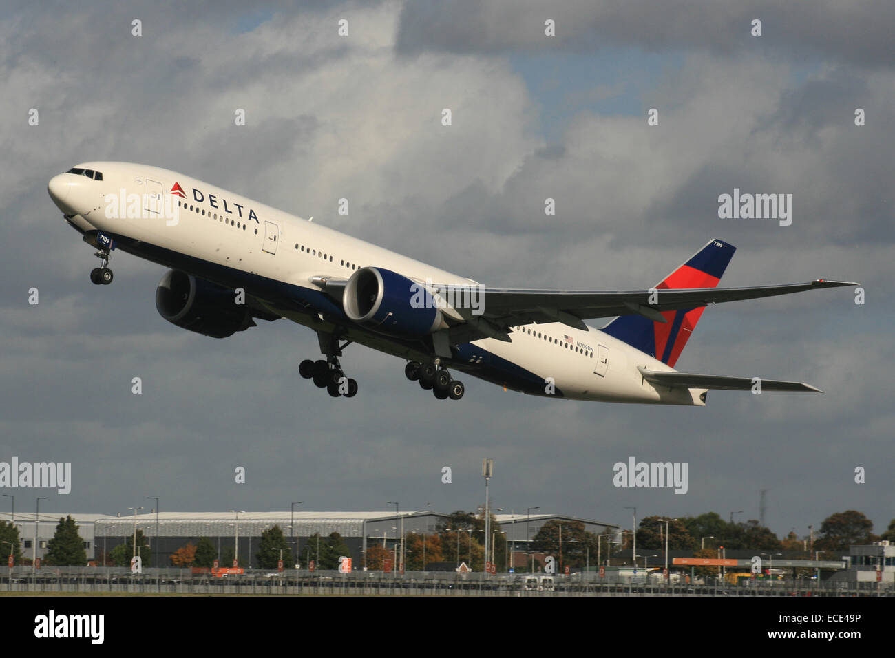 Delta airlines 777 hi-res stock photography and images - Alamy
