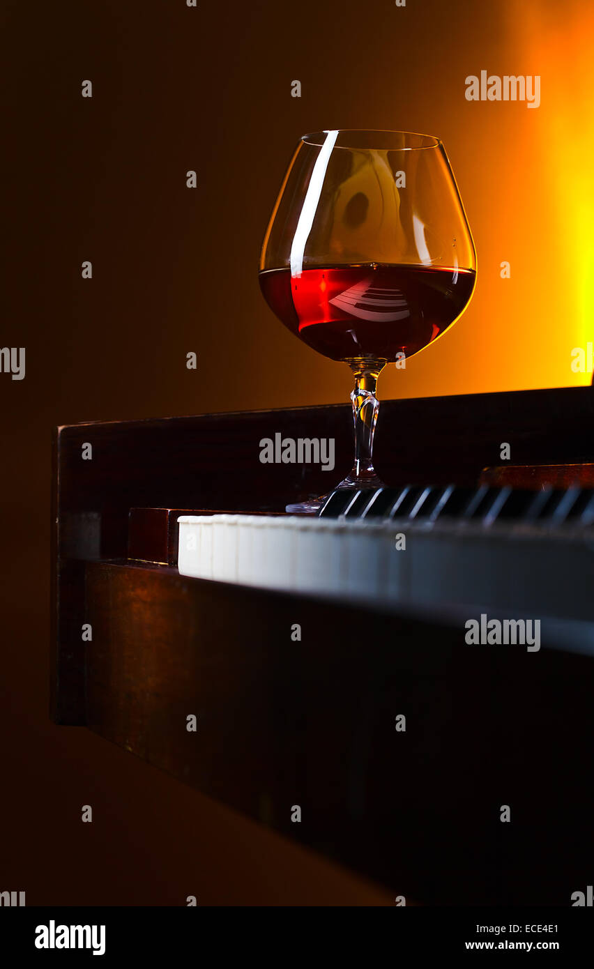 Glass piano whiskey alcohol hi-res stock photography and images - Alamy