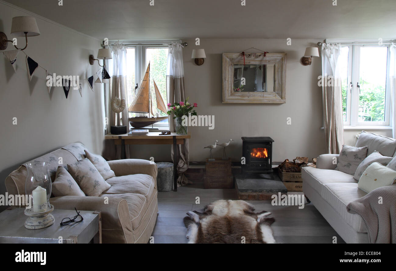Cosy fire tv hi-res stock photography and images - Alamy