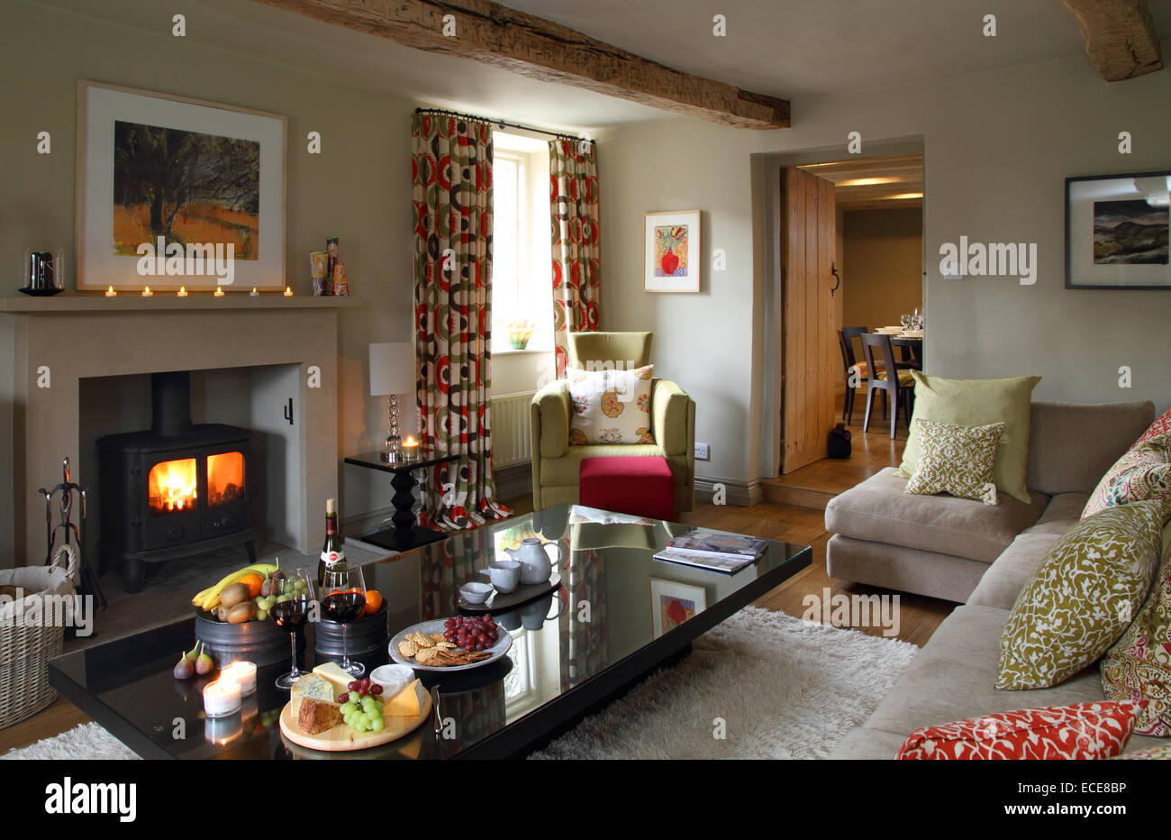 Cosy fire tv hi-res stock photography and images - Alamy