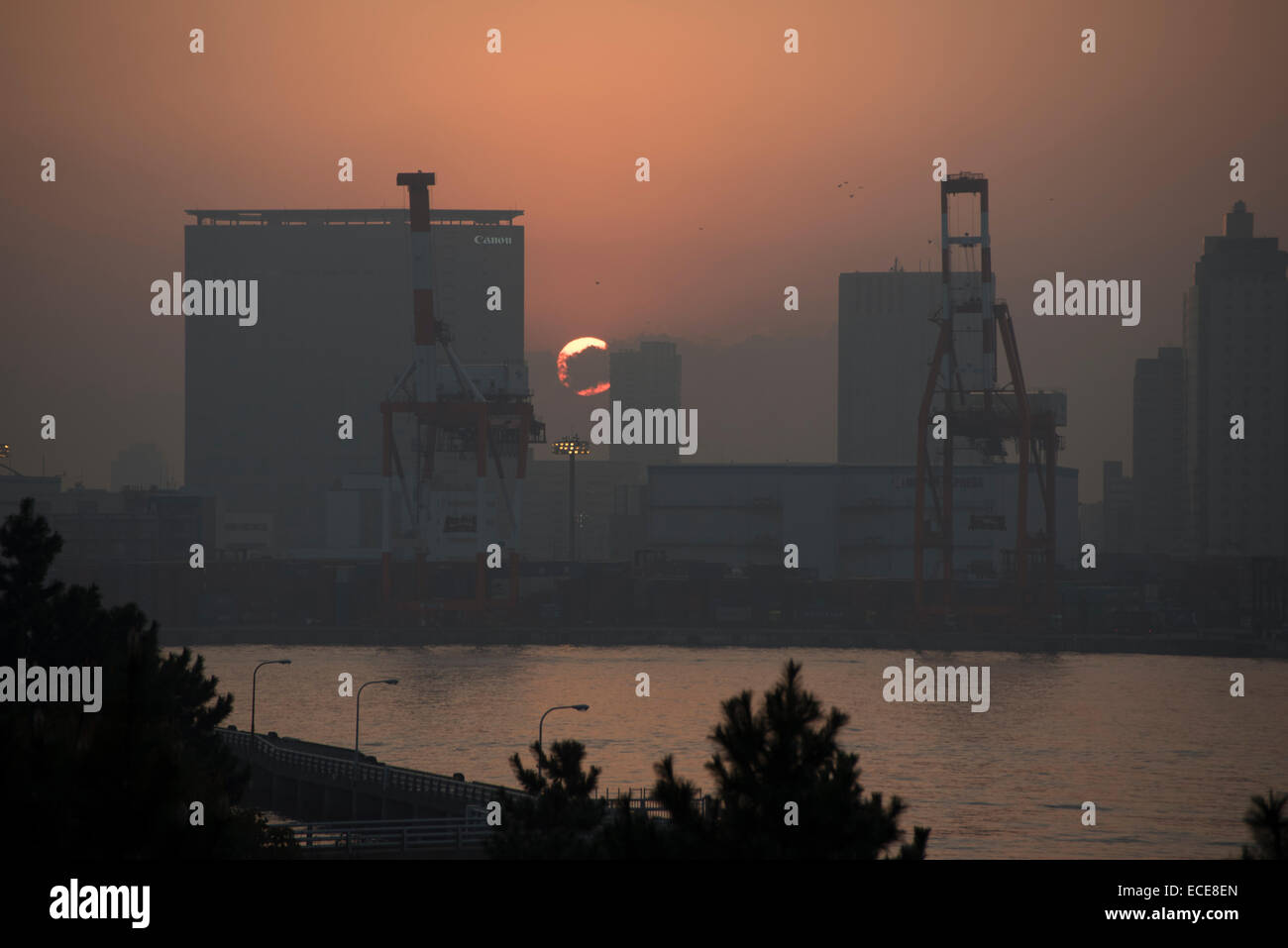 Docks at tokyo bay hi-res stock photography and images - Alamy