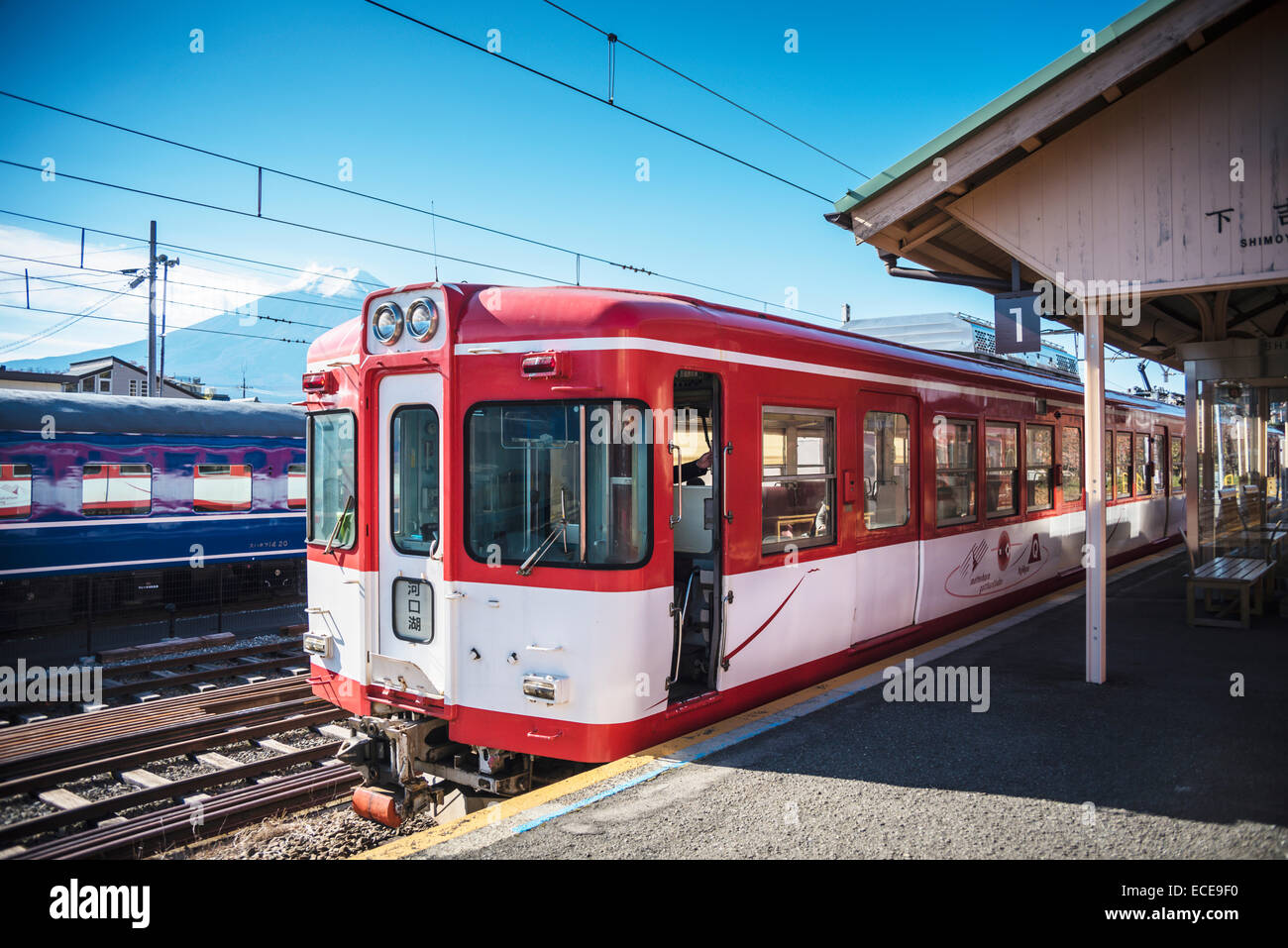 Rural japan train station hi-res stock photography and images - Alamy