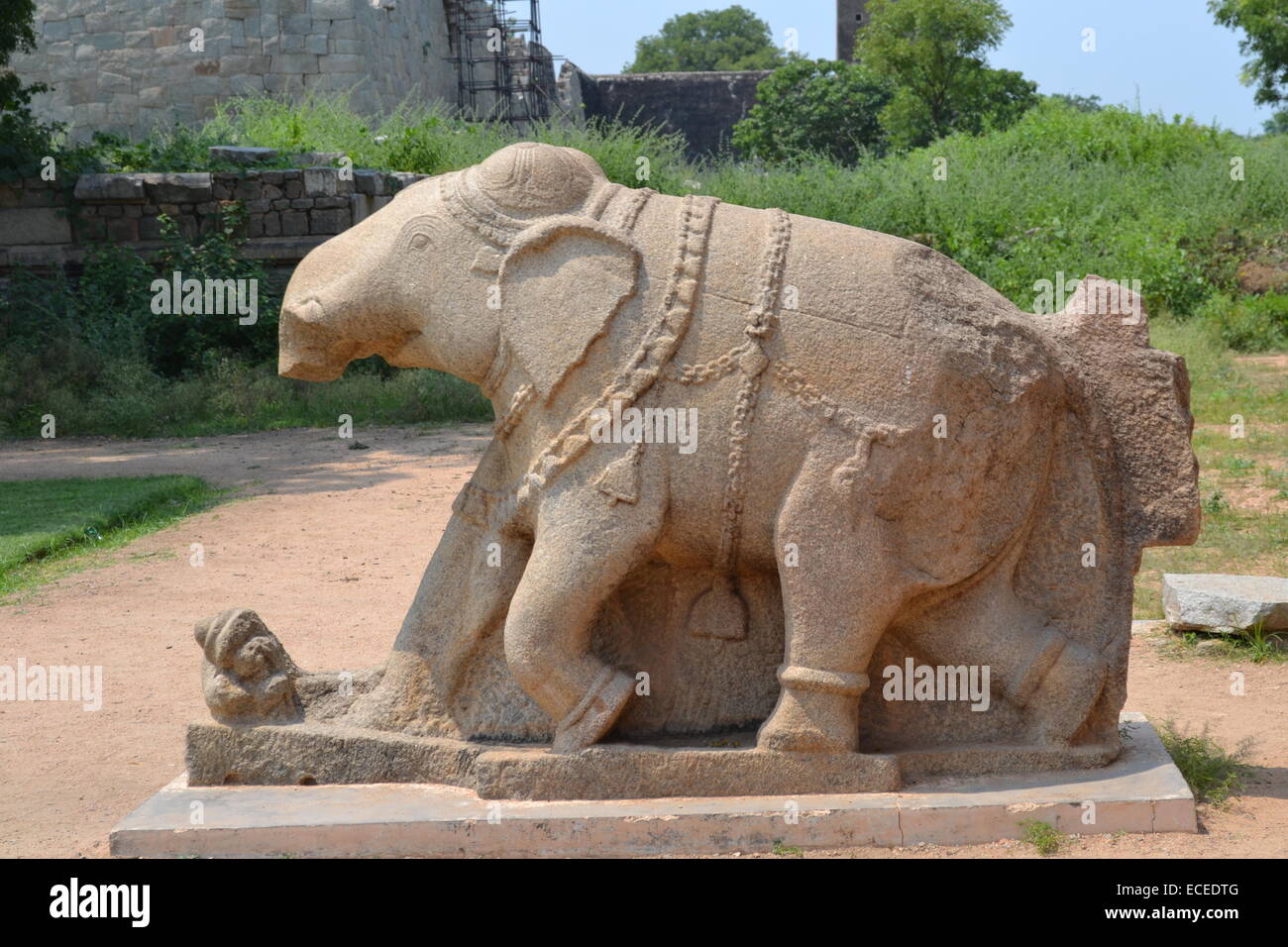 Elephant statue @ Elephant stables @ Hampi - UNESCO World Heritage site ...