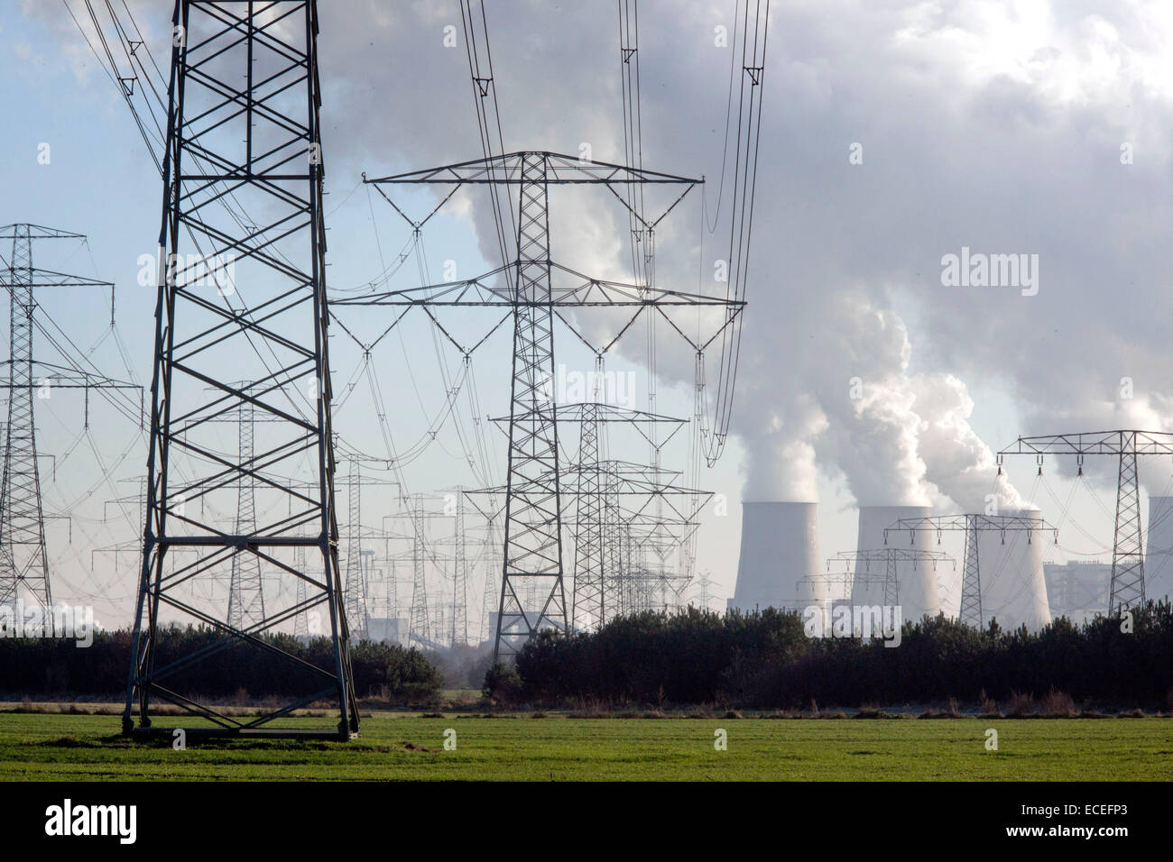 Steam rises from the cooling towers of the Vattenfall coal-fired power ...