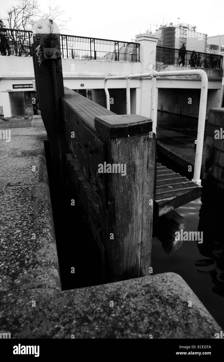 Lock gate on the Regent's Canal at Camden Lock in London, England Stock ...