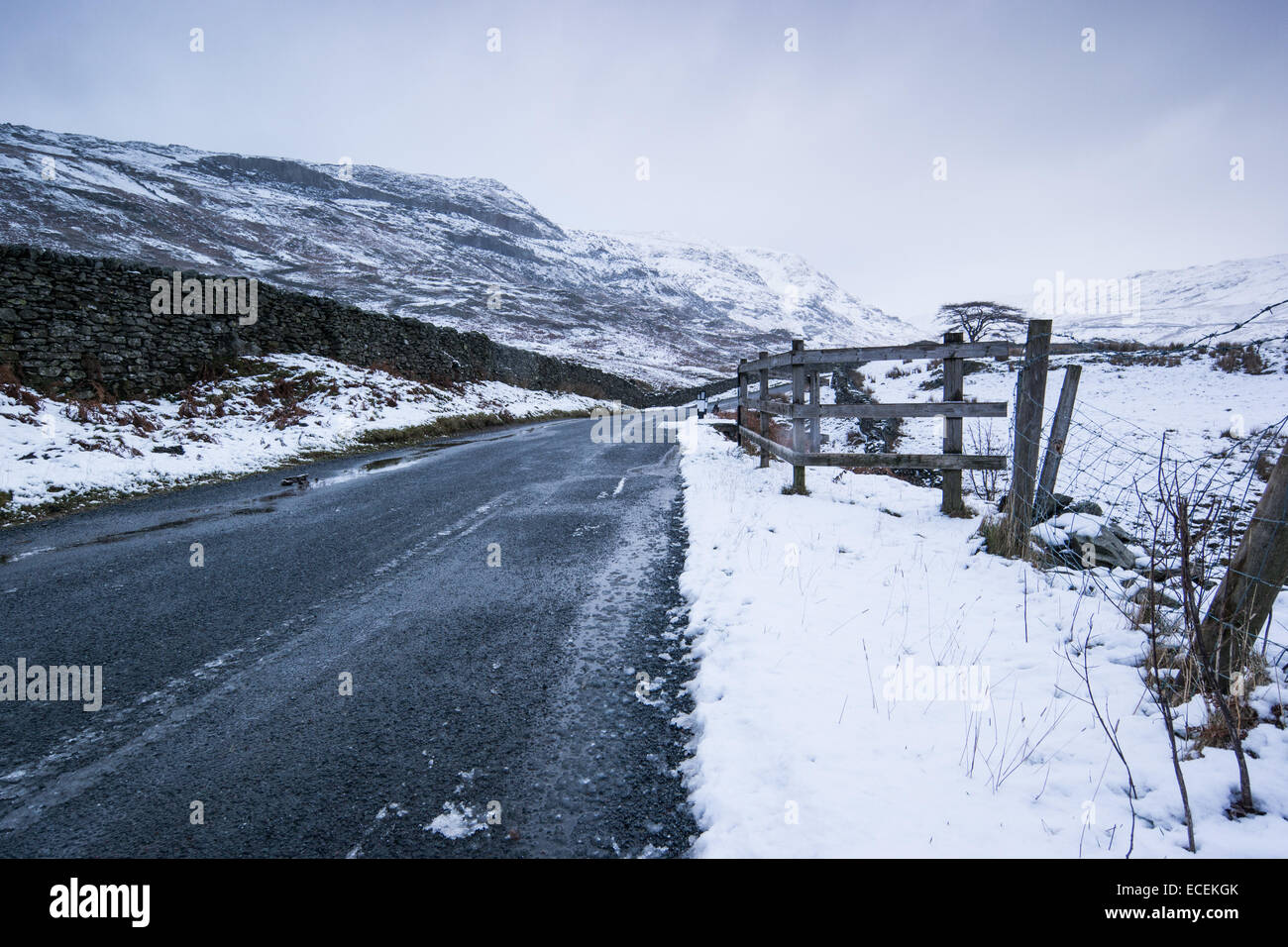 Lake district, Cumbria, UK. 12th December, 2014. A snowy winter scene ...