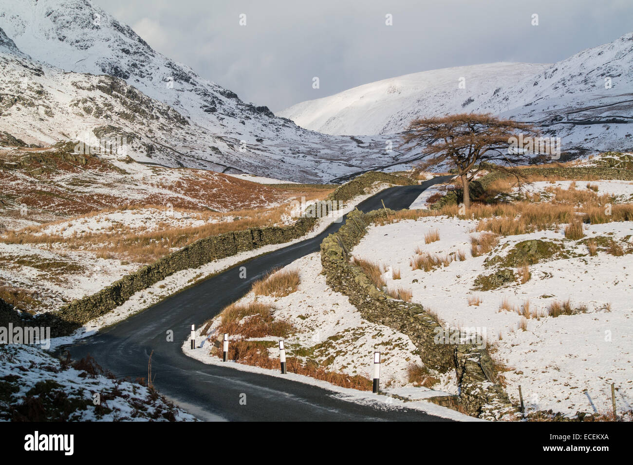 Lake district, Cumbria, UK. 12th December, 2014. A snowy winter scene ...