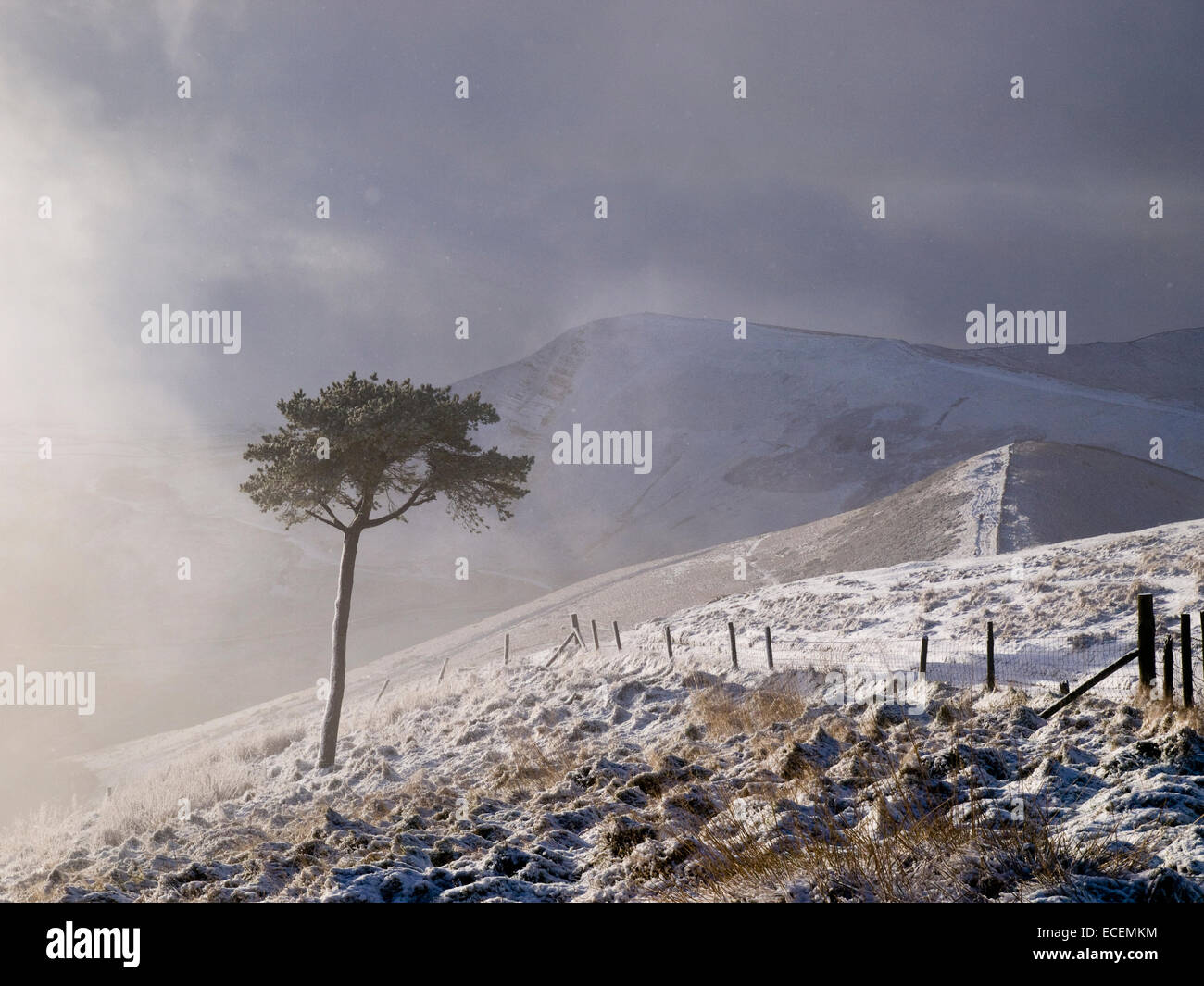 Snow on the ridge between Mam Tor and Lose Hill in the Peak District ...