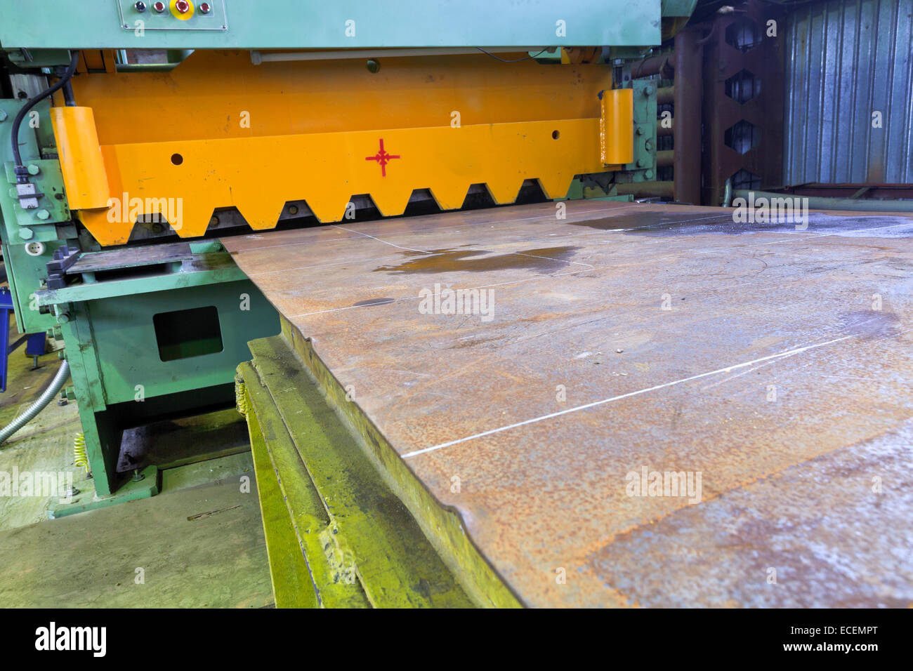 shear guillotine machine for metal sheets in mechanical workshop Stock ...