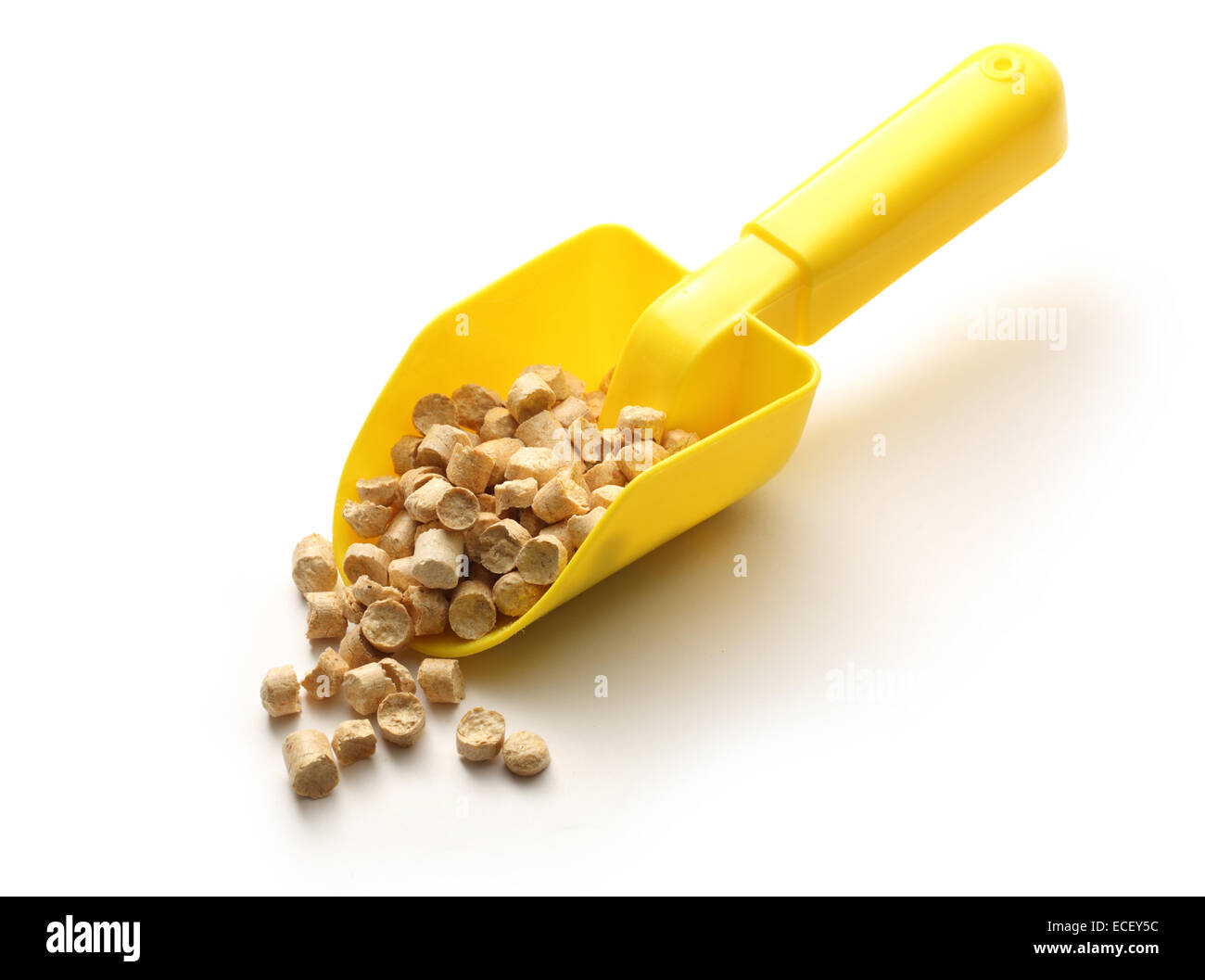 Wooden pellets on yellow plastic shovel Stock Photo - Alamy